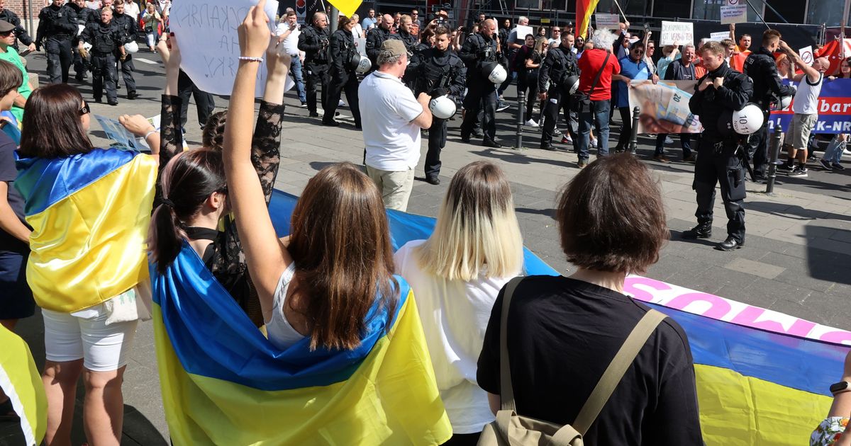 Köln: Pro-Russland-Demo am Dom, Gegenprotest setzt Zeichen | Express