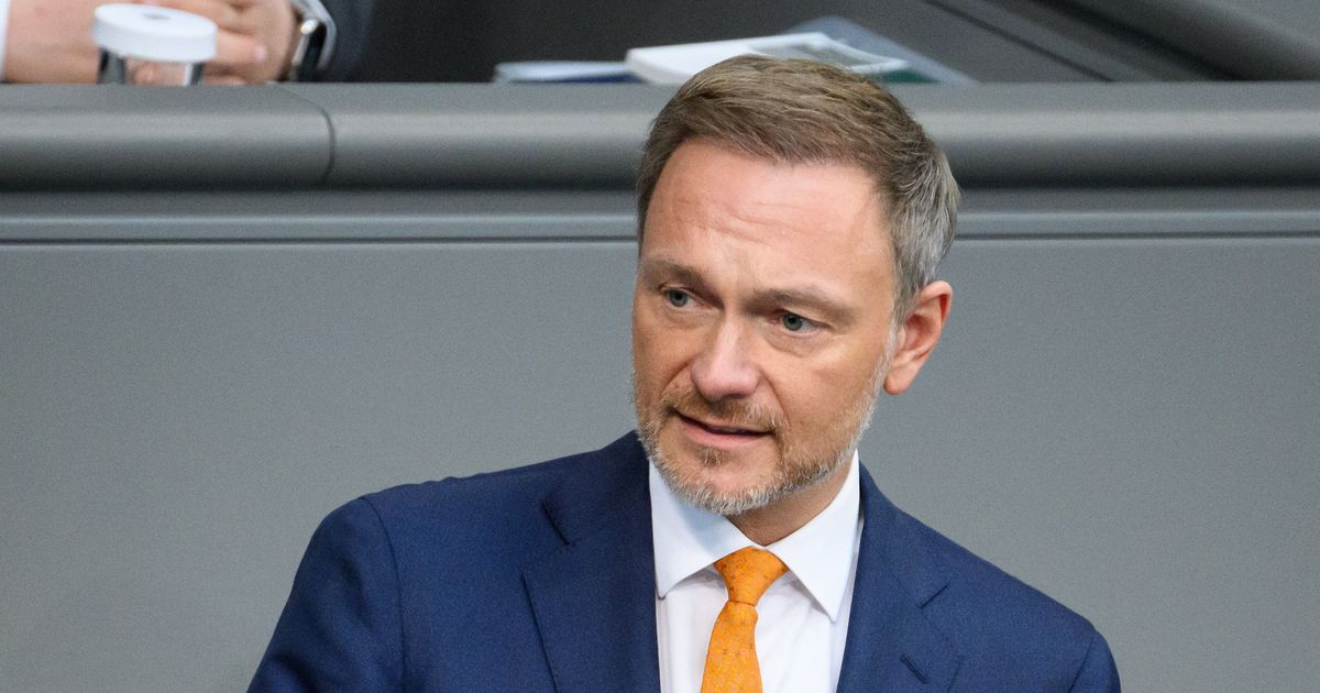 Christian Lindner empört mit Pappschild-Aktion - „Purer Hohn“ | Express