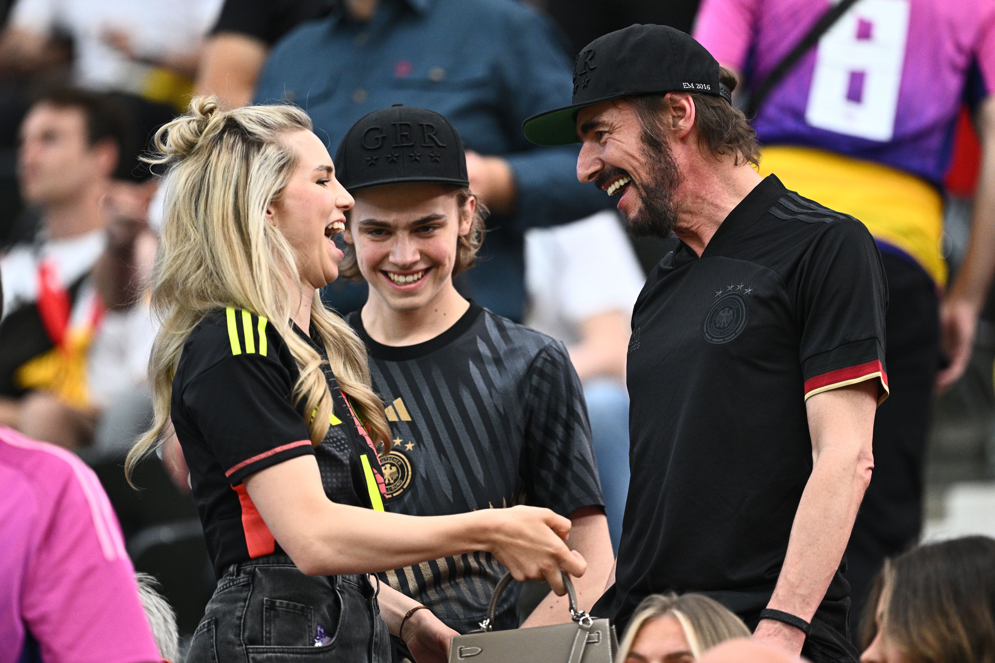 EM: GNTM-Star Thomas Hayo herzt deutsche Spielerfrau | Express