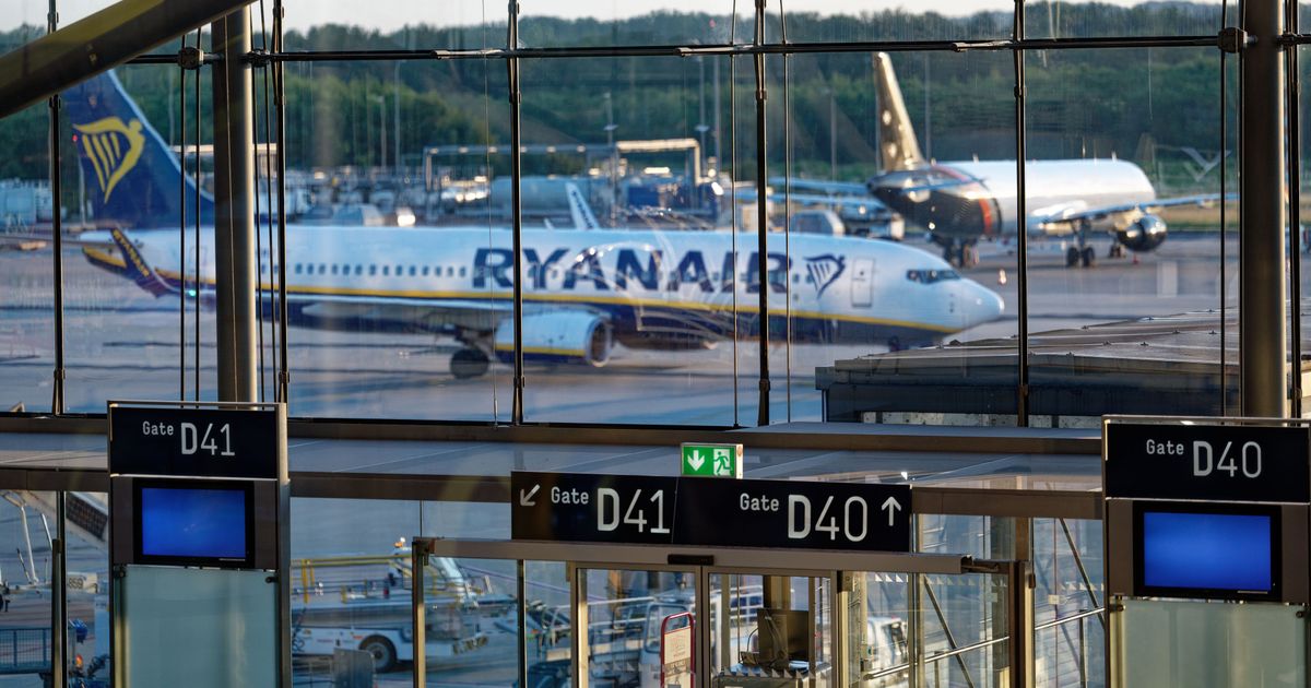 Aggressiver Passagier wird aus Ryanair-Flugzeug entfernt | Express