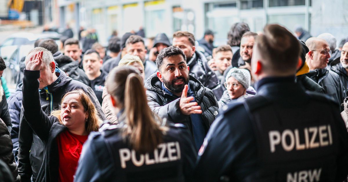 Sparkasse Gelsenkirchen: Lage aufgeheizt – Kunden stürmen Filiale | Express