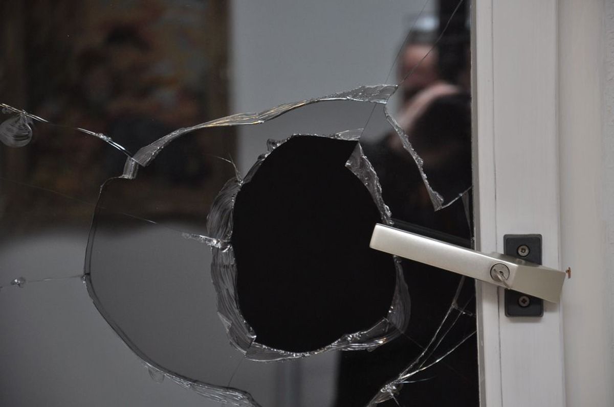Einbrecher schlagen Fenster ein: Wertvoller Schmuck in Langenfeld ...