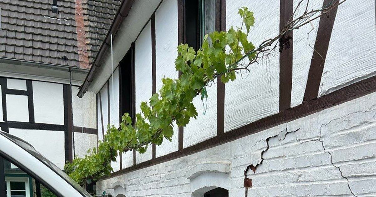 Schreck in Engelskirchen : Führerloser Lieferwagen kracht in Hauswand ...